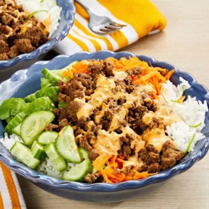 Beef Banh Mi Bowls with Sriracha Mayo, Carrot & Pickled Cucumber ...